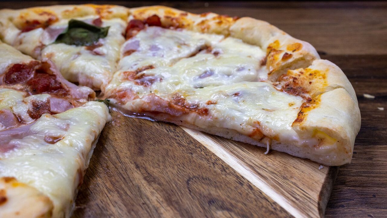 Pizza s plněným okrajem je opravdová lahůdka. Jak na to, aby náplň nevytekla? | Stream