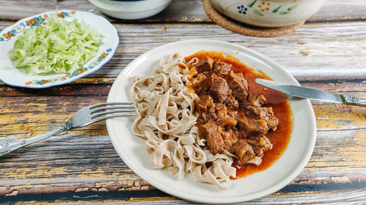 Klasický hospodský guláš: S pořádnou dávkou cibule, česnekem a vývarem ...