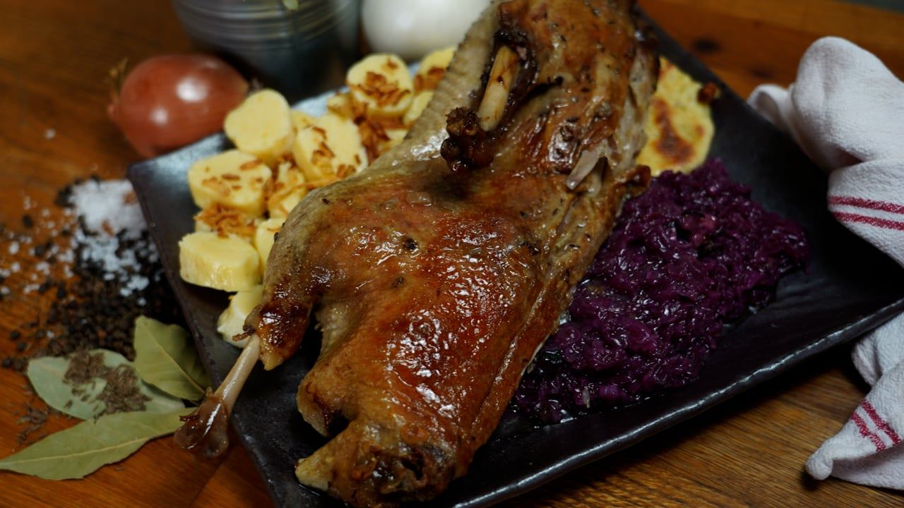 Recept pečená kachna se zelím a knedlíkem | Stream